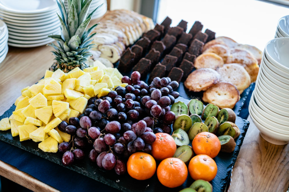 Fresh Track - Skiing in the morning with breakfast